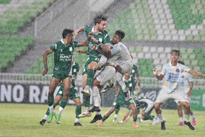 PSMS vs PSPS Imbang 1-1 di Tengah Hujan, Kas Hartadi: Banyak Pemain Cedera